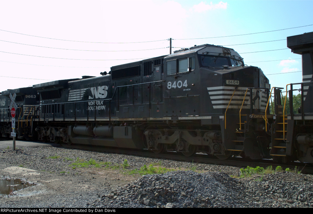 NS C40-8W 8404 in the middle on 20K